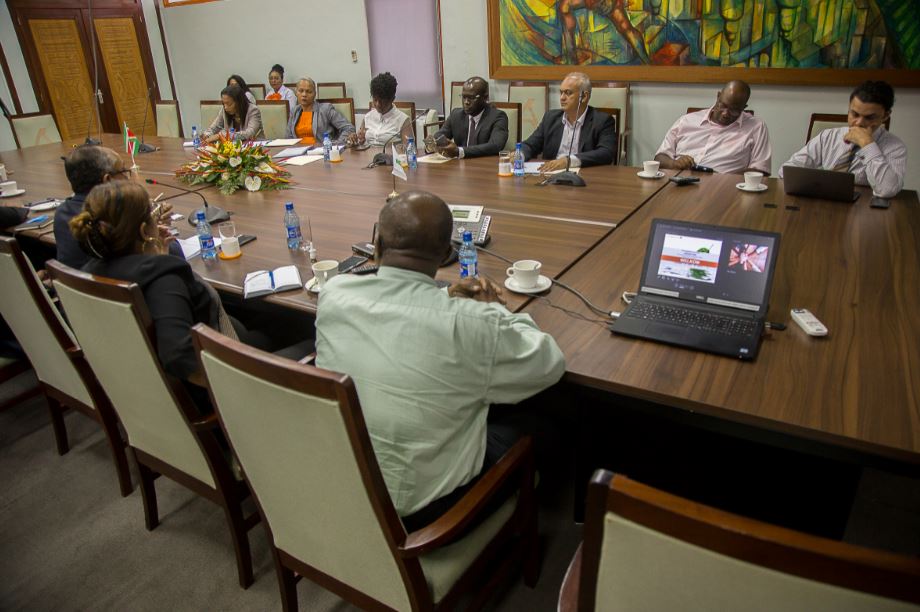 Minister Akiemboto bezoekt de EBS – STVS