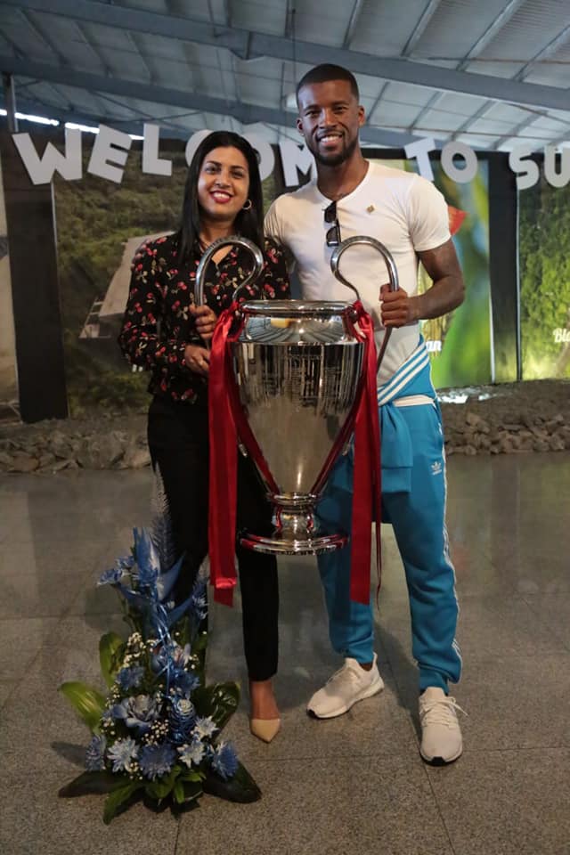 Minister Gopal ontvangt Wijnaldum met Champions League trofee – STVS