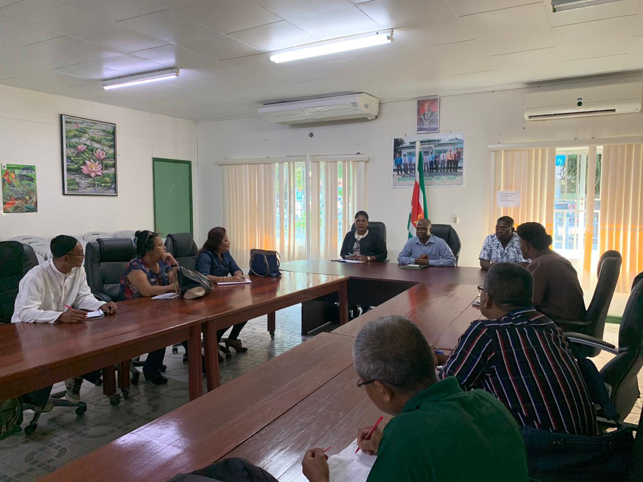 Minister Misiekaba voert gesprekken met afdelingshoofden SoZaVo ...