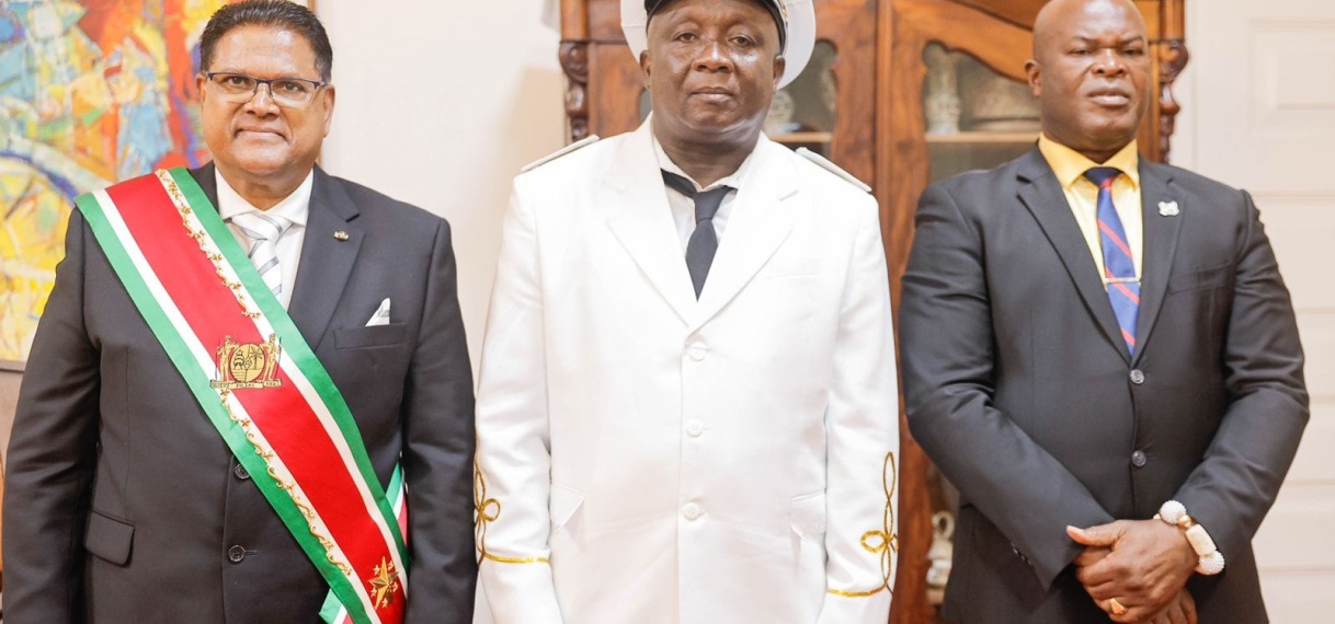 Granman Glunder als stanhoofd de Aluku’s geïnstalleerd – STVS