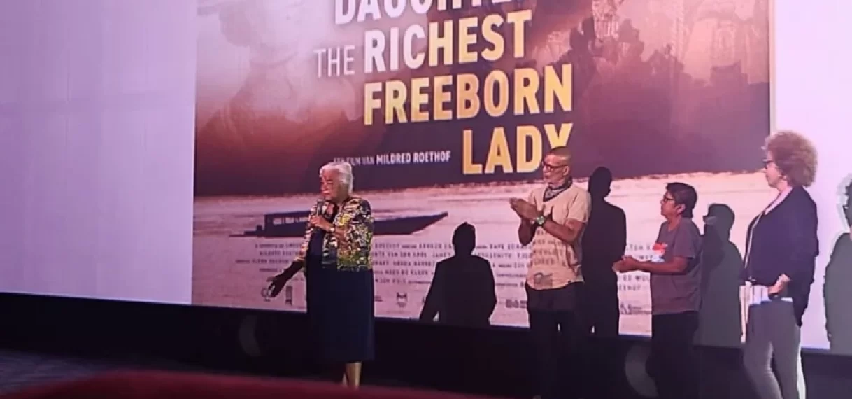 Elizabeth Samson en Cynthia Mc Leod onlosmakelijk met elkaar verbonden ...