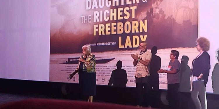 Elizabeth Samson en Cynthia Mc Leod onlosmakelijk met elkaar verbonden ...