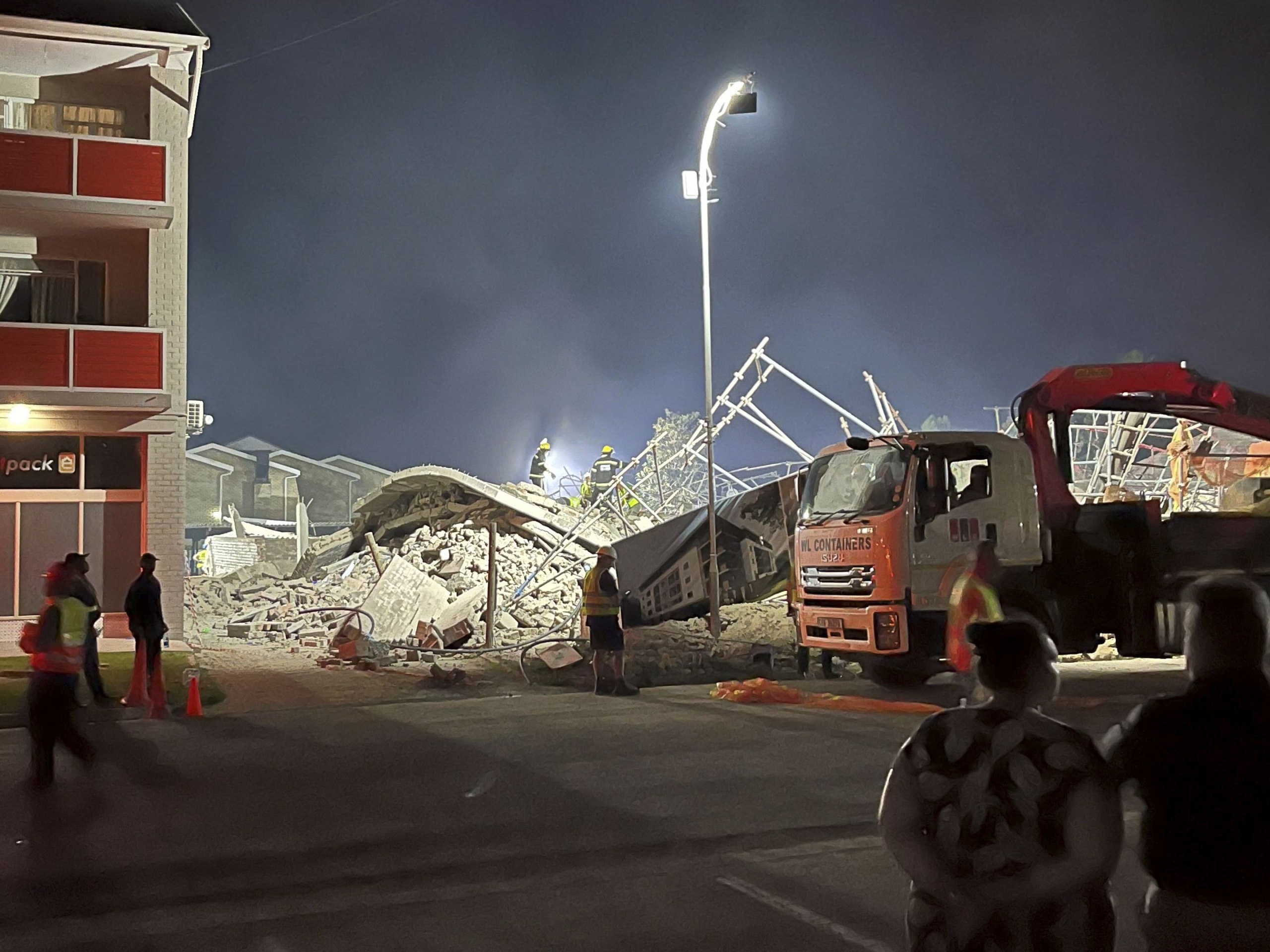 Nog 49 personen vast onder het puin na instorting van gebouw in Zuid ...