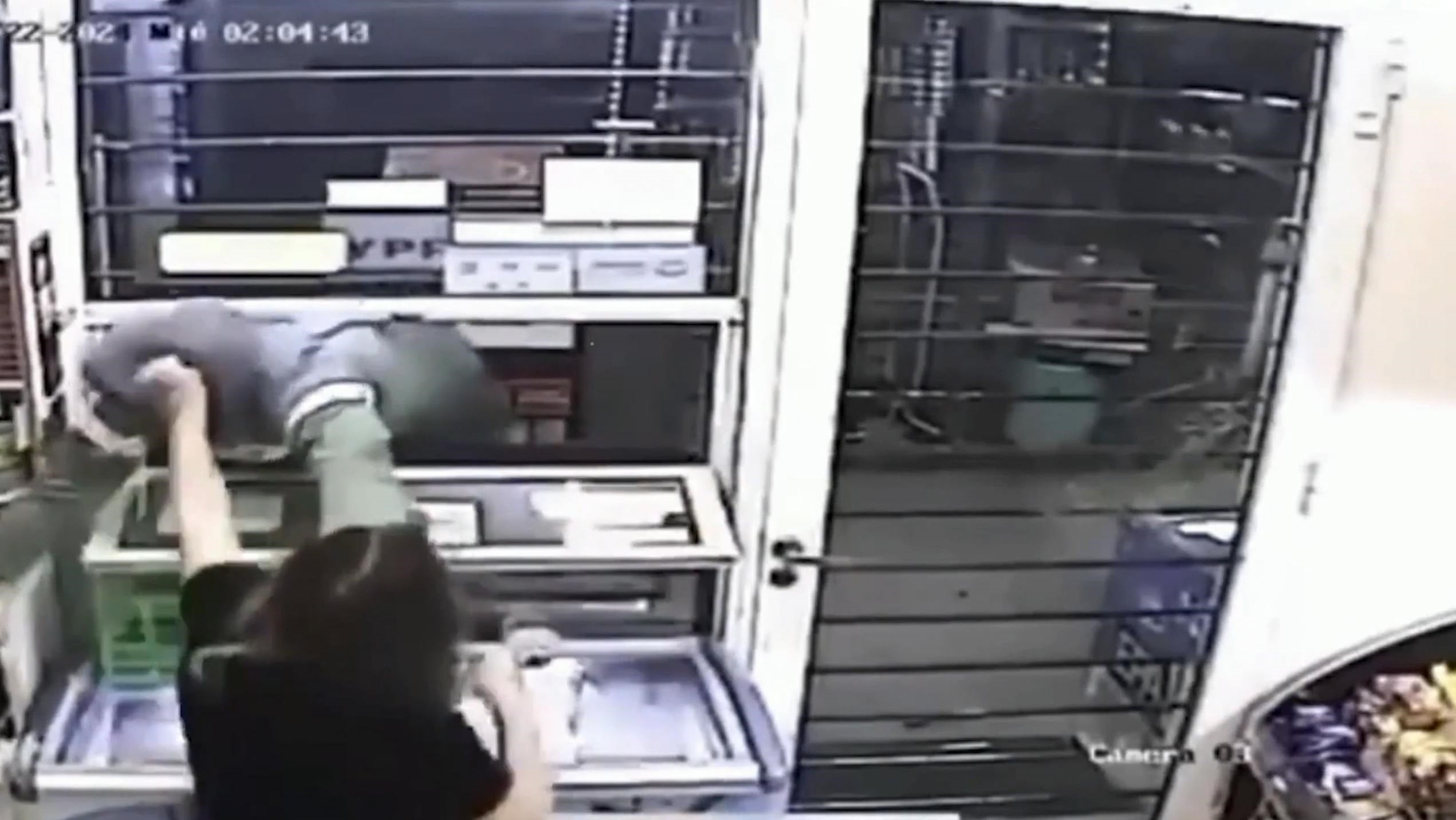 Argentijnse overvaller krijgt in kiosk klappen van kickboksende bediende – STVS