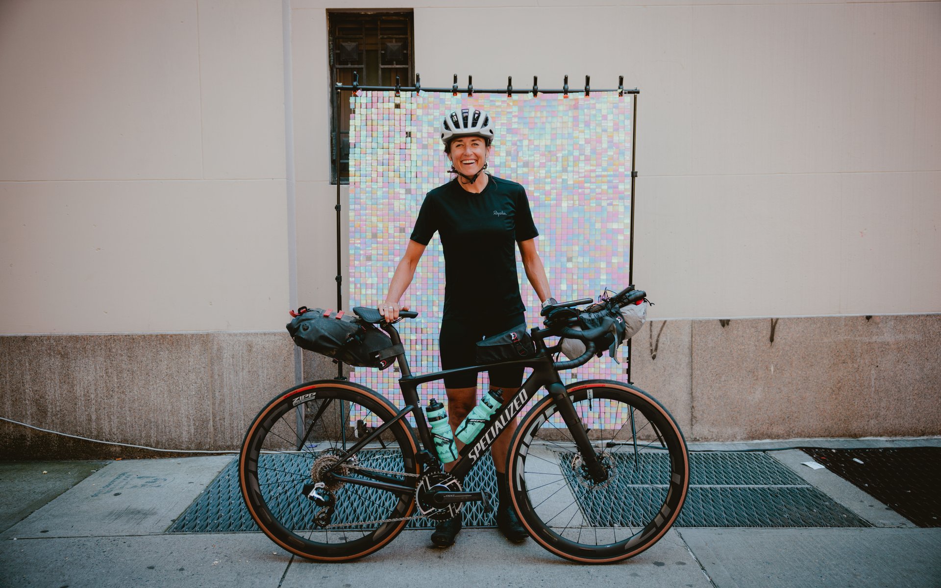 Amerikaanse vestigt wereldrecord door in 108 dagen de wereld rond te ...