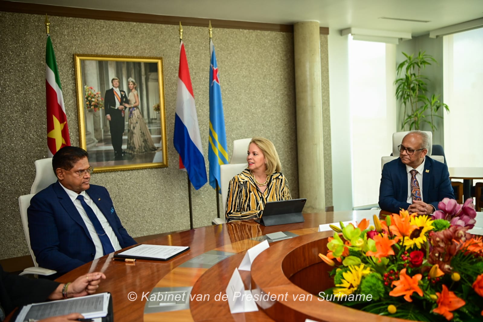Succesvolle werkbezoeken president Santokhi aan Aruba en Curaçao leggen ...
