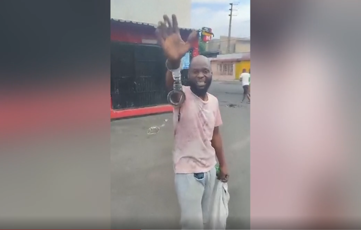 Ontsnapte gevangene loopt met handboeien over straat in Mozambique – STVS